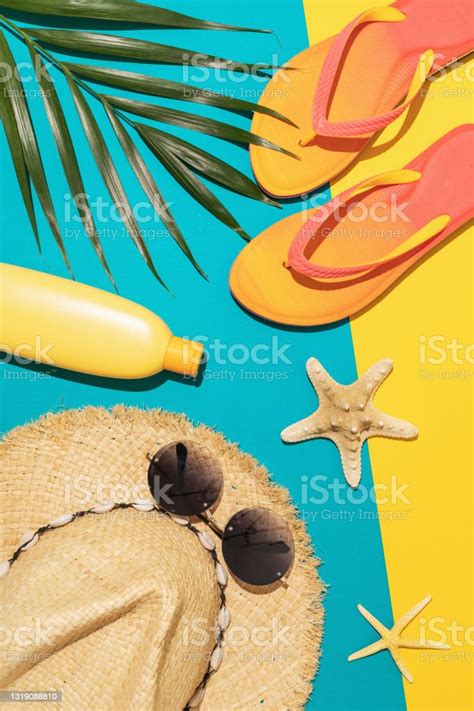 컬러 배경 여름 배경에 해변 휴가 액세서리와 야자 수 잎 플랫 구성 0명에 대한 스톡 사진 및 기타 이미지 0명 개념