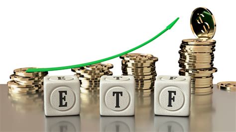비문 Etf가 있는 큐브는 금박을 입힌 동전의 기둥과 위쪽을 가리키는 녹색 화살표의 배경에 대해 반짝이는 표면에 서 있습니다