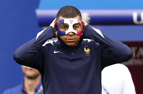 Equipe De France De Football Vidéo Euro 2024 Kylian Mbappé arbore