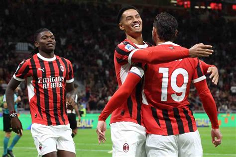 Milan Theo E Leao Illuminano In Campo E Fuori Il Gesto Sui Social