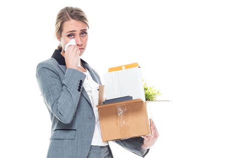 2029세의 성인 미모 젊은 여성 사업가 비즈니스맨 서 있는 1 인 정면 웨스트 업 은 사무실을 옮기고 상자를 들고 있는 양복을 입고 서컨테이너 판지 상자 해고 되 고 20