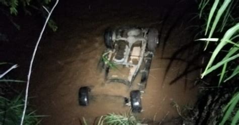 Jovem morre após capotar caminhonete e cair em rio de Nova Era