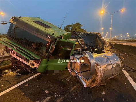影慘！國1北上新營段「半聯結車」全毀 傷亡不明