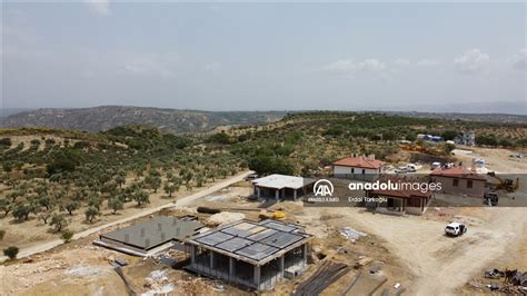 Hatay Altınözü nde depremzedeler için köy tipi afet evlerinin yapımı sürüyor