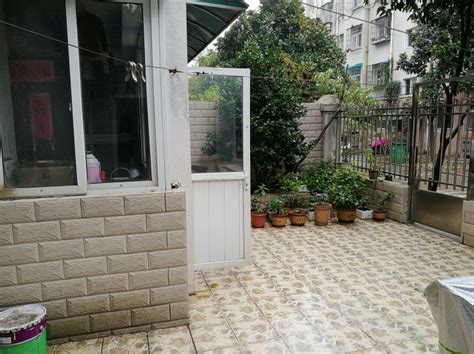 一楼带院的房子带院子的农村别墅大山谷图库