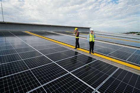 엔지니어 유지 보수 태양 전지판 엔지니어링 서비스 및 옥상 설치 태양 전지 확인 공장에 건물을 설치하는 광전지 엔지니어 전기 기술자는 옥상에서 시스템 태양 에너지를