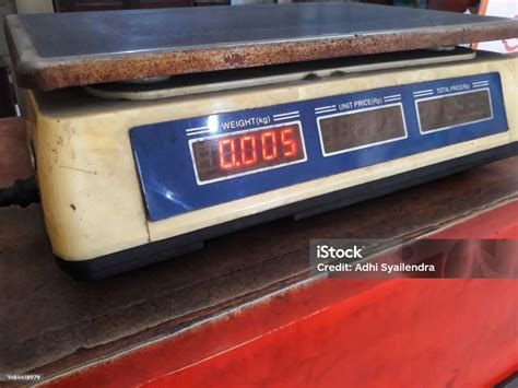 무게를 측정하는 미니멀리즘 디지털 저울 녹슨 오래된 가늠자 공구 장비 0명에 대한 스톡 사진 및 기타 이미지 0명 개념 고풍스런 Istock