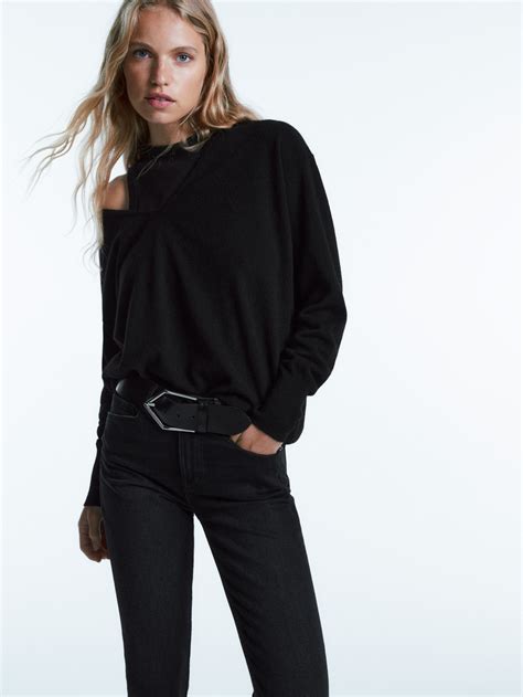 Το μαύρο τζιν από τα Massimo Dutti θα δώσει στα Looks σου άρωμα 60s