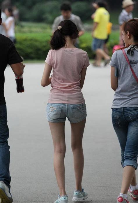 街拍某大學上街參加活動的女生冰清玉潔可愛伊人 每日頭條