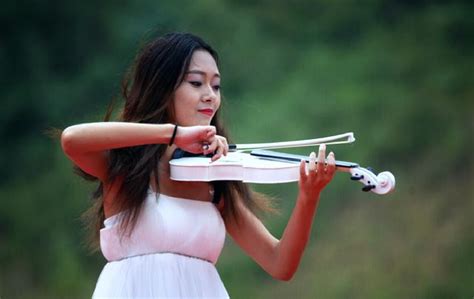拉提琴的美女 每日頭條