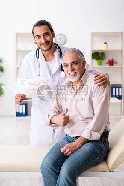 老人访问年轻医生心脏病科高清图片下载 正版图片506517200 摄图网