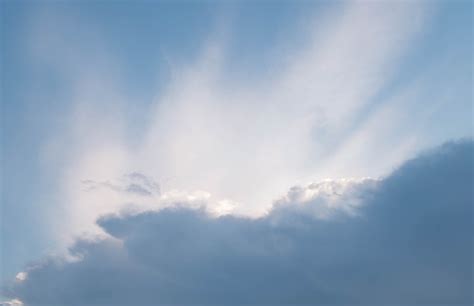 Langit Biru Dengan Awan Dan Matahari Foto Stok Unduh Gambar Sekarang