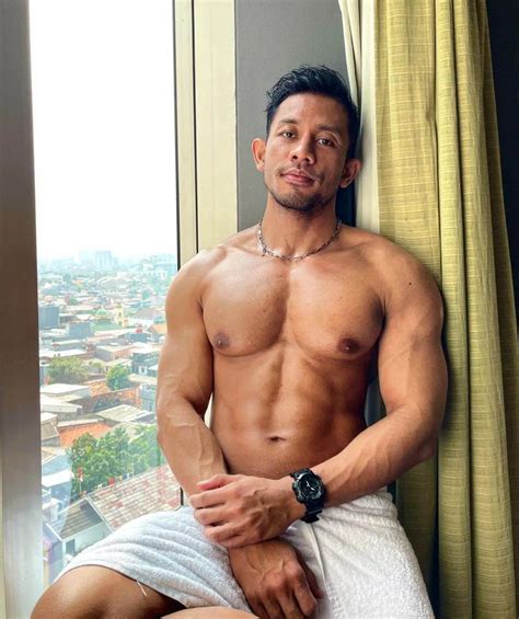 พาเชยชมหนุ่มๆ