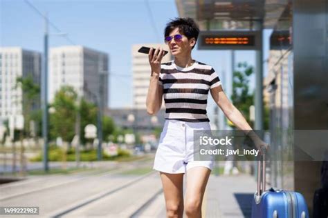 도시에서 음성 메시지 스마트폰을 녹음하는 여행 가방을 가진 세련된 여성 50 54세에 대한 스톡 사진 및 기타 이미지 50 54세 Brand Name Smart