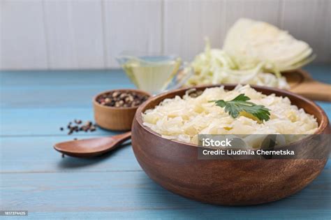 하늘색 나무 테이블에 맛있는 소금에 절인 양배추 한 그릇 근접 촬영 텍스트를 위한 공간 0명에 대한 스톡 사진 및 기타 이미지