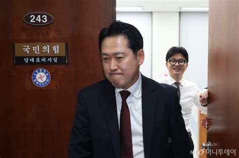 與지도부 붕괴에 한동훈 팬클럽도 사분오열배신자 Vs 낙인 말자