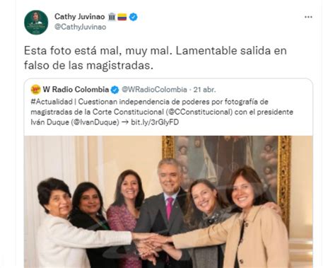 Foto De Las Magistradas De La Corte Constitucional Tomadas De La Mano Con El Presidente Duque