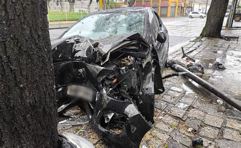 Motorista bate tudo carro contra árvore no Rebouças