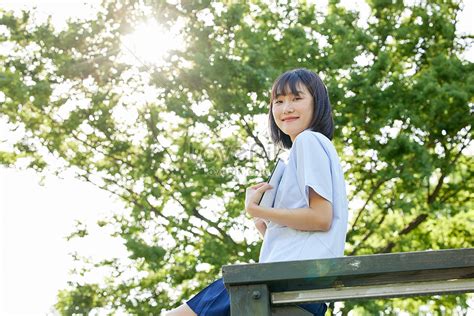 교복을 입은 활기찬 소녀 이미지 사진 무료 다운로드 Lovepik