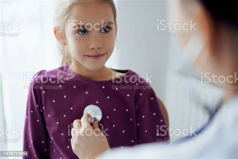 평소 건강 검진에서 행복한 미소를 짓는 아이 소녀 환자 집에서 의사와 아이 환자 의학 의료 개념 2명에 대한 스톡 사진 및 기타