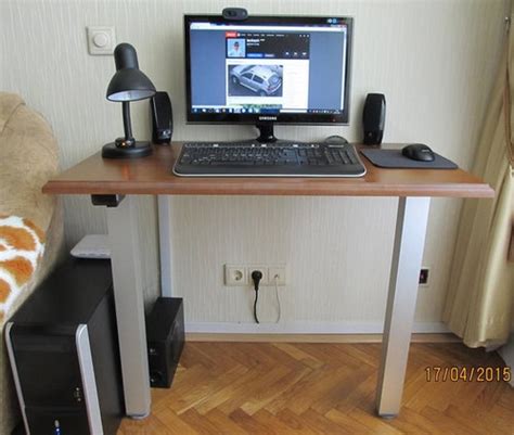 Размещение розеток под компьютерным столом | Houzz Россия