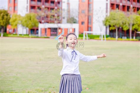 小学生课间操场玩纸飞机高清图片下载 正版图片501271571 摄图网
