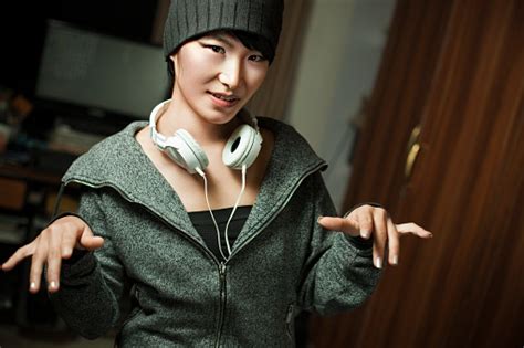 서늘함 행복함 아시아계 10대 여자아이 춤 카메라 보기 헤드폰에 대한 스톡 사진 및 기타 이미지 헤드폰 매달기 16 17