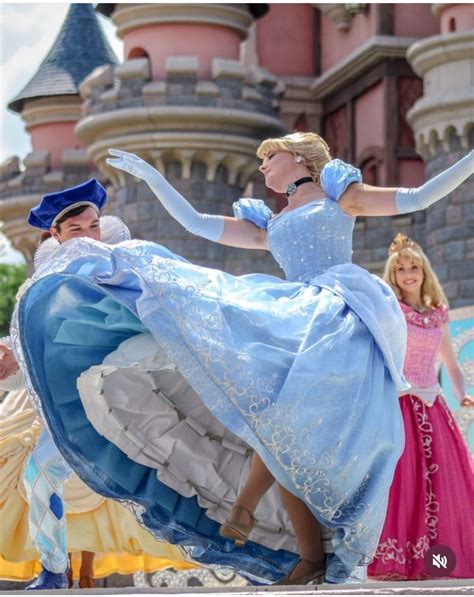 Pin By Laurie Ae On Disney Figure Poses Pose Reference Photo Pose