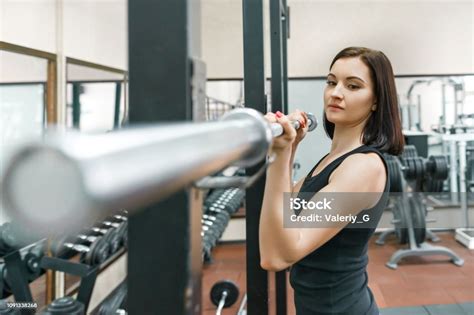 현대 스포츠 체육관에서 기계에 운동 젊은 체육 여자 피트 니스 스포츠 교육 사람 건강 한 라이프 스타일 개념 가냘픈에 대한 스톡