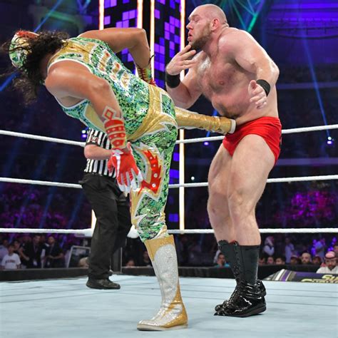 Super Showdown 2019 ~ Lars Sullivan Vs Lucha House Party Wwe Foto