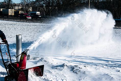 跟踪工作中的吹雪机大雪过后到处都是雪图片 包图网企业站