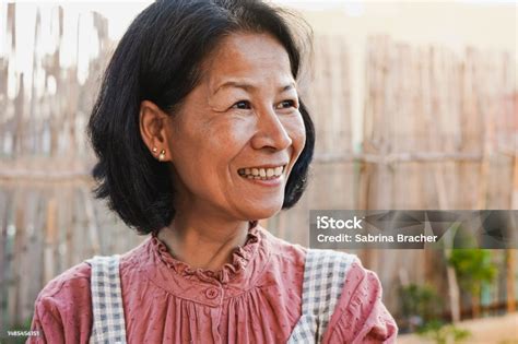 홈 테라스에서 카메라 앞에서 웃고 있는 행복한 아시아 노인 여성 40 49세에 대한 스톡 사진 및 기타 이미지 40 49세