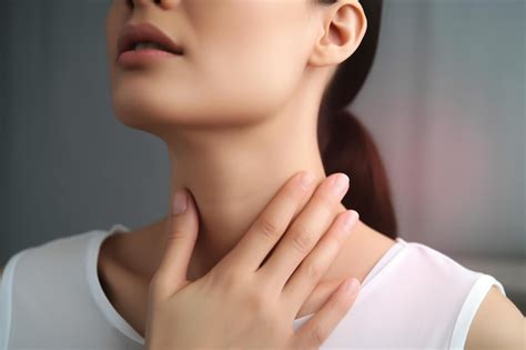 Mujer Joven Haciendo Autoexamen De Tiroides En Interiores Foto Premium