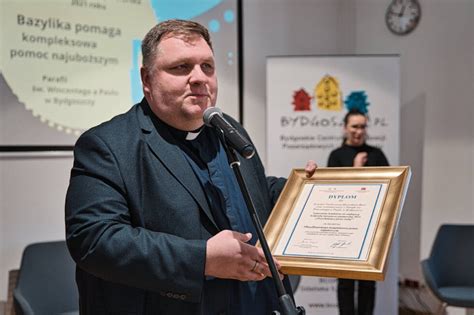 Socjalny Bar Mleczny W Bydgoskiej Bazylice I Opłatek Dla Niosących