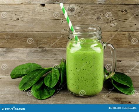 Зеленый Smoothie с шпинатом на древесине Стоковое Фото изображение