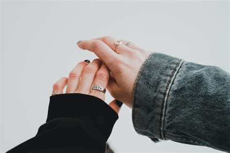 ¿cuál Es El Significado De Los Anillos En Cada Dedo Te Sorprenderá