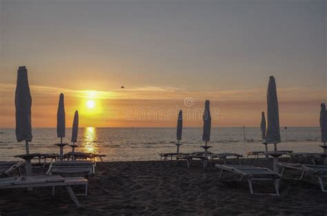 Paisaje De Puesta De Sol En La Playa Imagen De Archivo Imagen De Azul