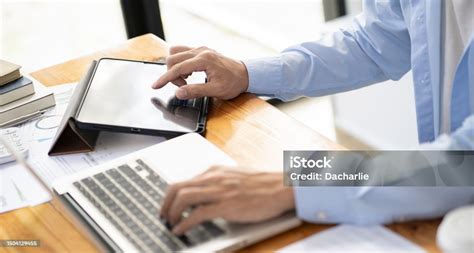 노트북 컴퓨터를 사용하여 일하는 사업가가 키보드로 타이핑하는 손 새로운 시작 프로젝트를 진행하는 전문 투자자 사무실에서 사업 계획 기술 비즈니스 개념입니다 격리에 대한 스톡