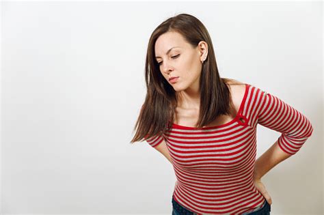 꽤 유럽 걱정 하 고 구슬픈 금발 여자와 건강 한 피부를 깨끗 하 고 허리 통증 생각과 추측 흰 바탕에 빨간색과 회색 옷을 입고 감정 개념입니다 갈색에 대한 스톡 사진 및