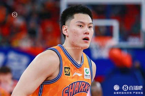 李弘权：新疆客场是cba里最好吃的一站 抓饭and羊肉and烤串儿都喜欢 直播吧