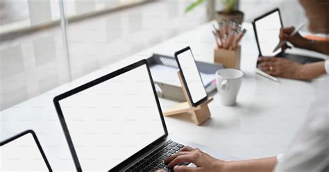 Ux Ui 디자인 현재 빈 화면 가젯 및 장치 빈 화면이 있는 노트북에서 작동하는 개발 사진 Unsplash의 청년 성인 이미지