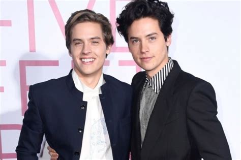Dylan Sprouse cuenta cómo supera Cole Sprouse su truene con Lili