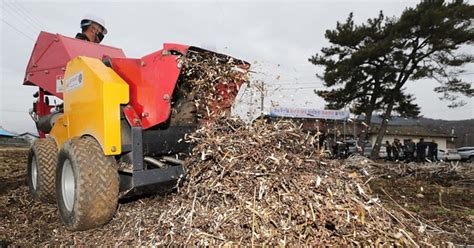 농촌진흥청장 영농부산물 퇴비화 지원 현장 찾