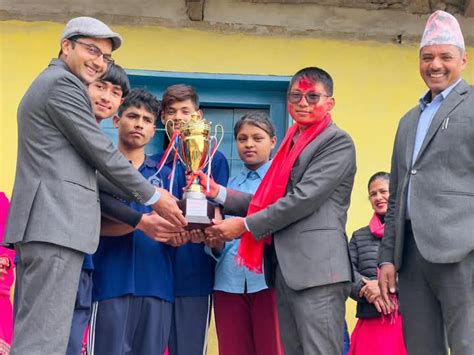 जन्म दिनमा विद्यालयलाई प्रकाश राईको ट्रफि र नगद उपहार