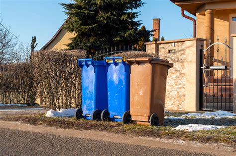 마을의 작은 집 앞에서 폐기물 을 분류하기위한 플라스틱 재활용 쓰레기통 3 개 0명에 대한 스톡 사진 및 기타 이미지 0명 3가지 개체 가리키기 Istock