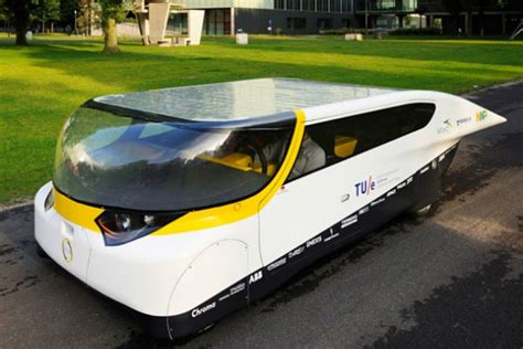 apenas uma recarga carro movido à energia solar pode andar até 600