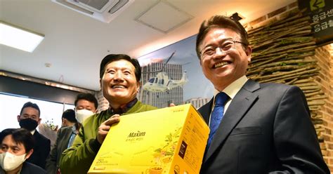 커피믹스 전달받는 광부 박정하 씨