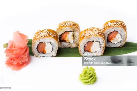 훈제 연어와 코 티 지 치즈는 오믈렛에 절묘 한 원래 스시 롤 바나나 잎에 올려놓았다 격리 흰색 바탕에 스시 롤입니다 0명에 대한 스톡 사진 및 기타 이미지 Istock