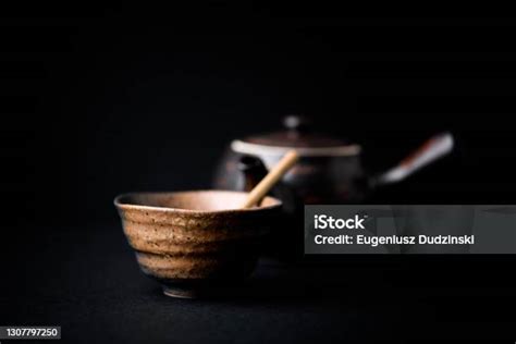 어두운 배경에 전통 수제 세라믹 부드러운 초점 닫습니다 0명에 대한 스톡 사진 및 기타 이미지 0명 고풍스런 공예