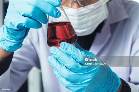 분석 의료 제약 및 과학 연구 개념에 대한 액체와 유리 실험실 화학 테스트 튜브와 연구원 Stem 주제에 대한 스톡 사진 및